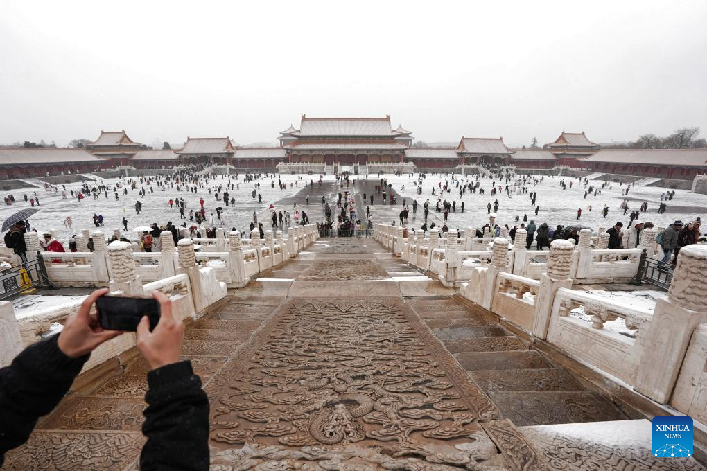 Li Xian creates a sensation while admiring the snow at the Forbidden City.