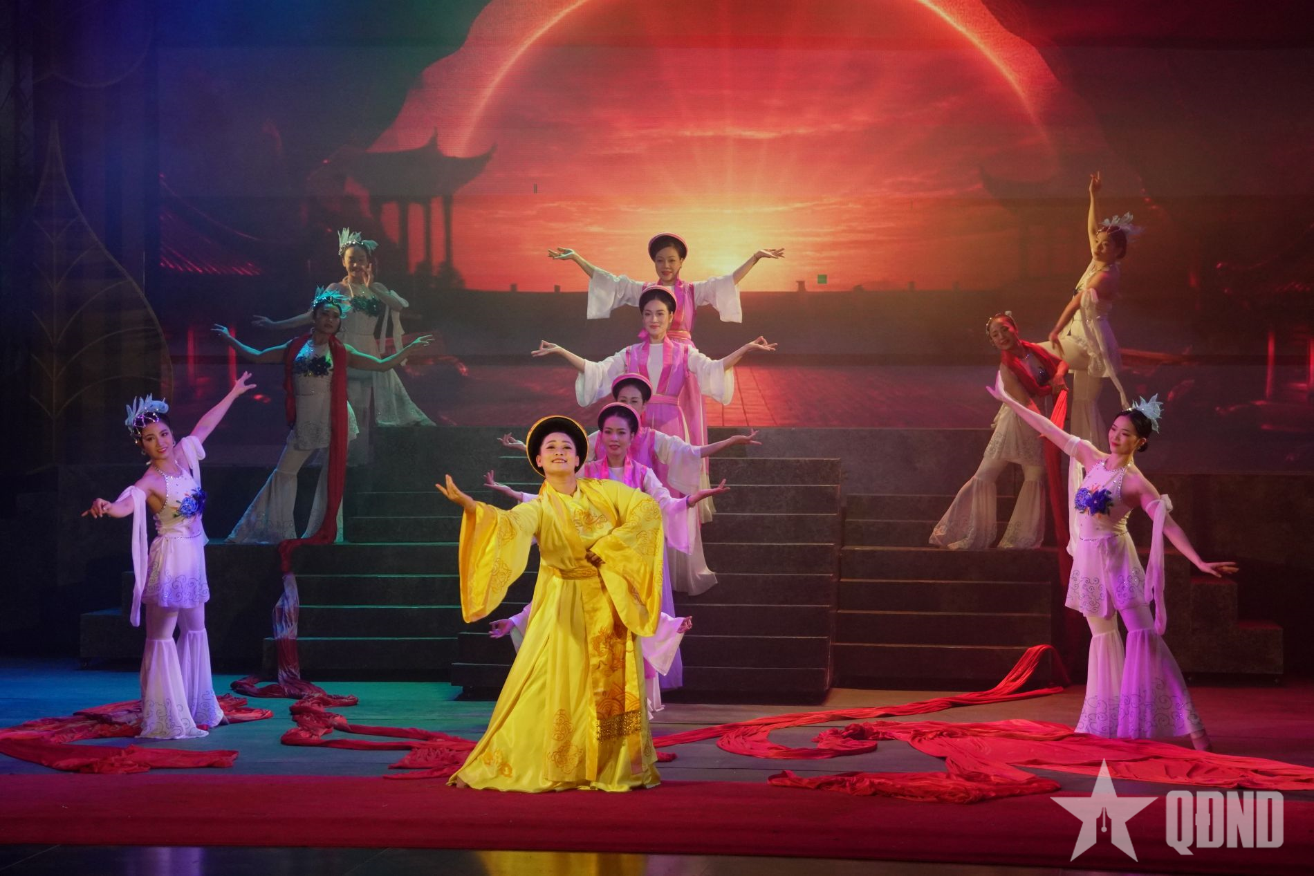 Circus performance combined with traditional Vietnamese opera honors ...