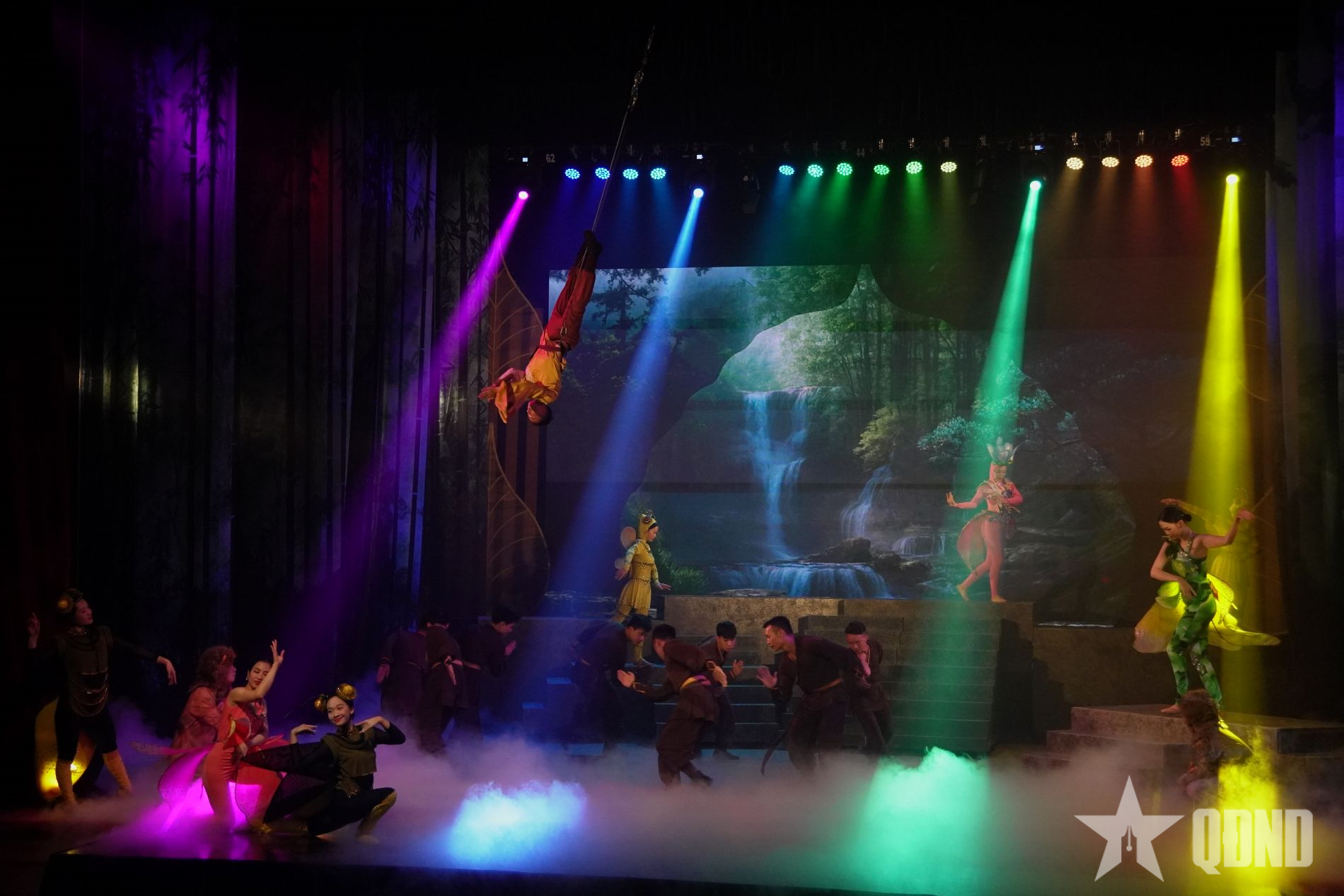 Circus performance combined with traditional Vietnamese opera honors ...