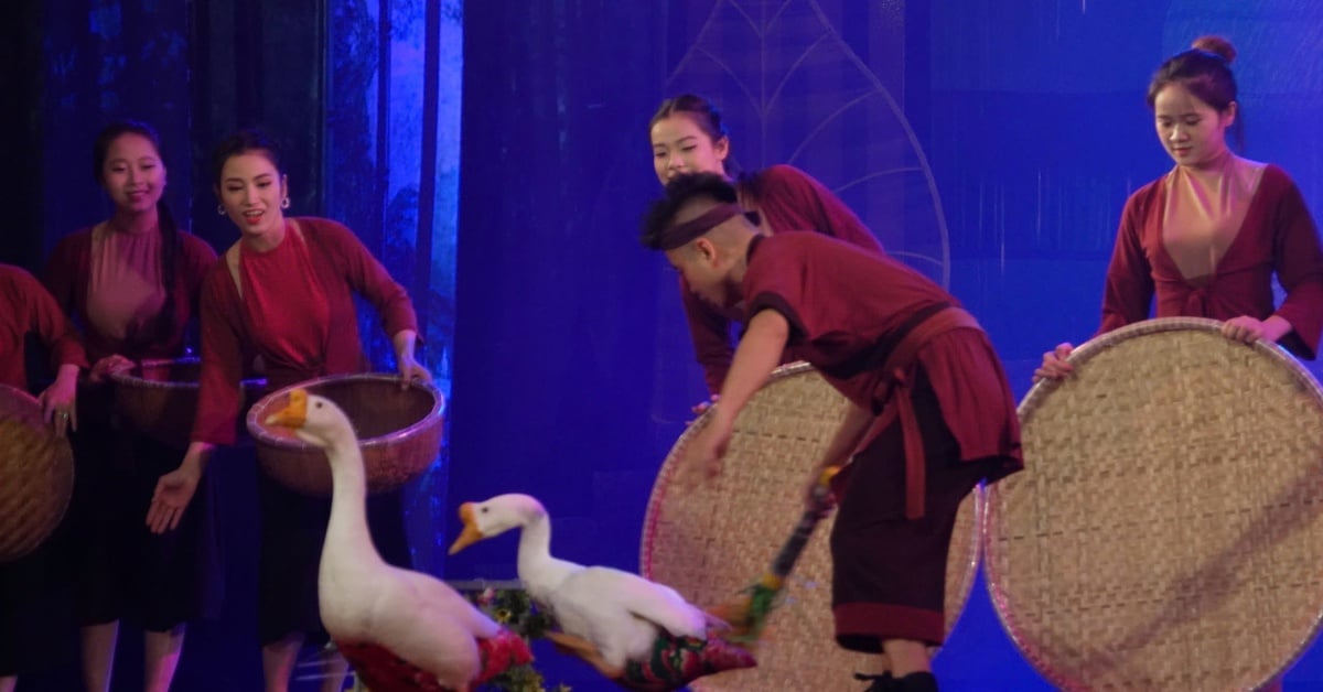 Circus and traditional Vietnamese opera in the same performance about ...