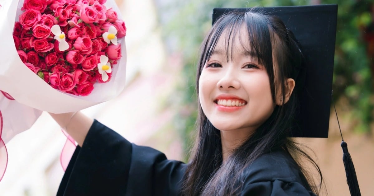 12th-grade students spend 3.5 million VND on graduation photos, hiring ...