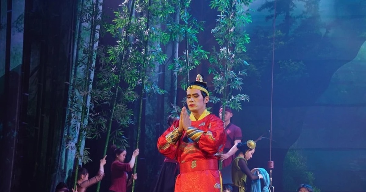 Circus art combined with Cai Luong (Vietnamese traditional opera ...