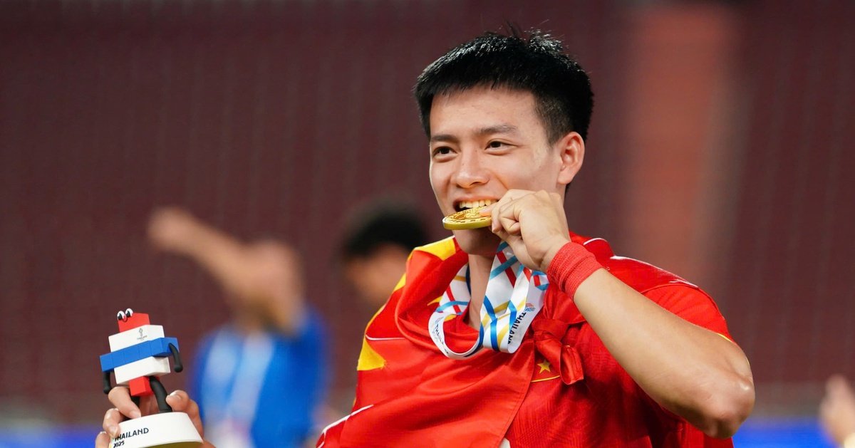Vietnam U22 team receives a 'shower' of prize money after winning the ...