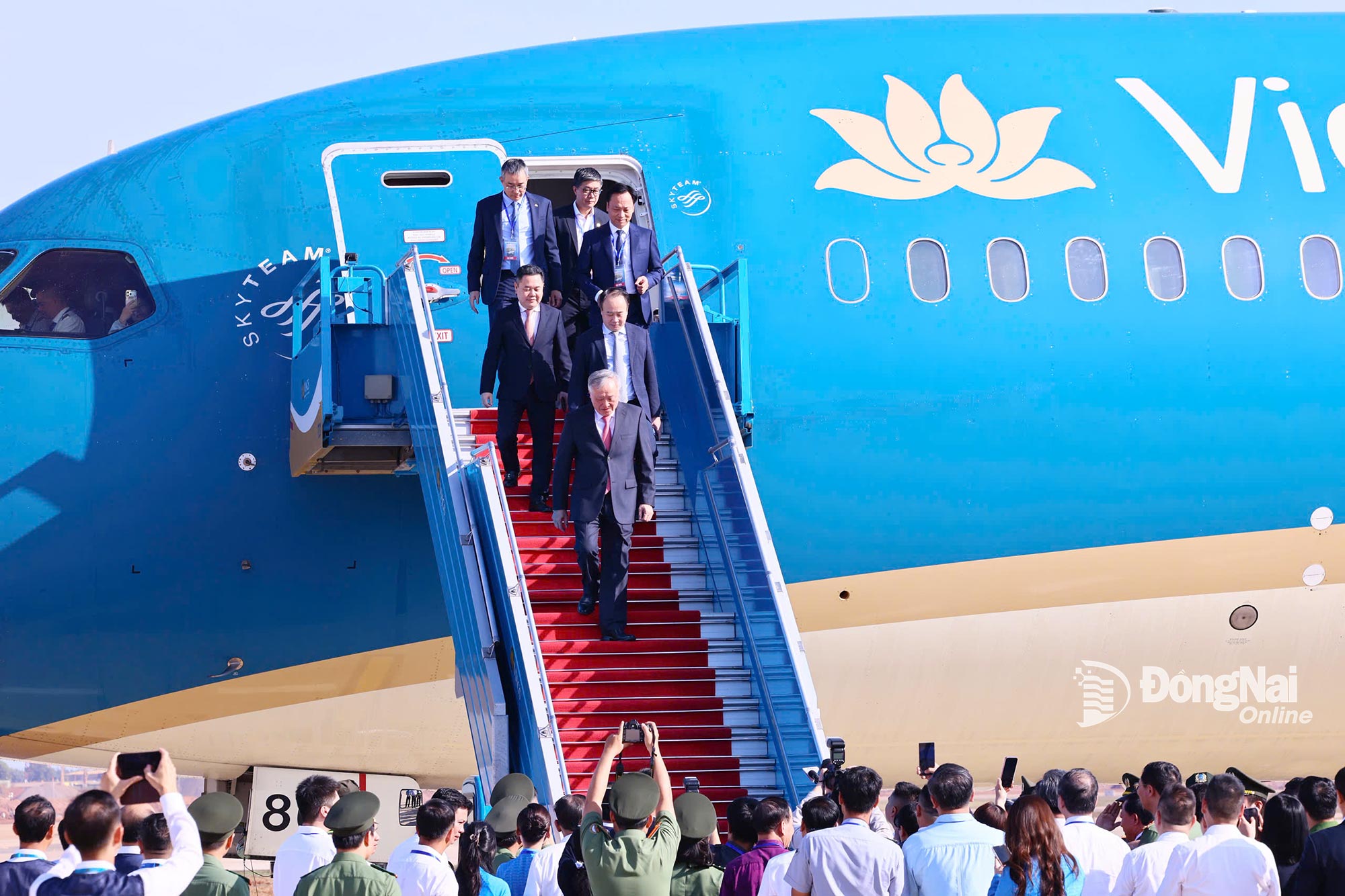 Permanent Deputy Prime Minister Nguyen Hoa Binh arrived on the first ...