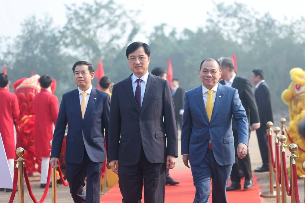 Konglomerat jutawan Pham Nhat Vuong secara serentak memulakan pembinaan ...