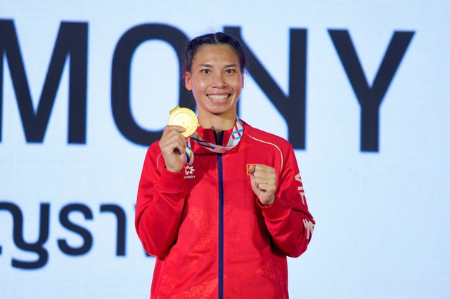 Unleashing a barrage of blows, Ha Thi Linh overwhelmingly defeated her ...