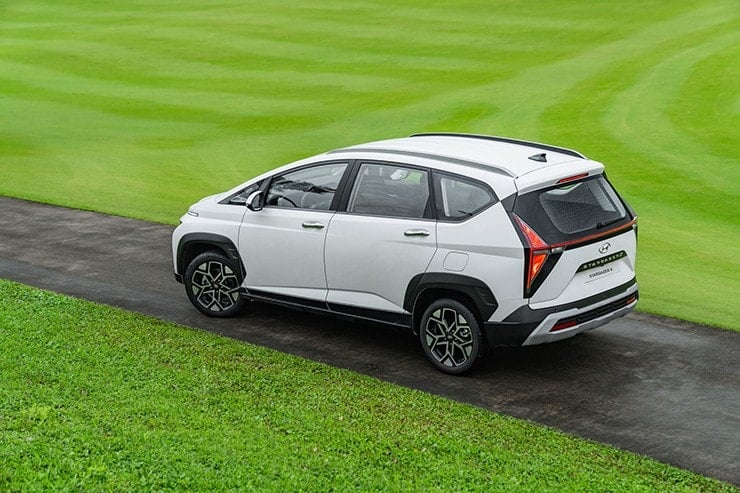 Hyundai Stargazer price in December: Discounts up to 86 million VND.