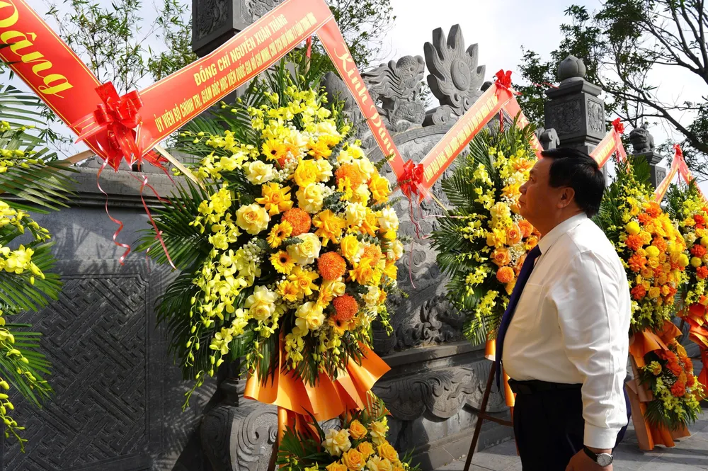Offering incense in remembrance of the great poet Nguyen Du.