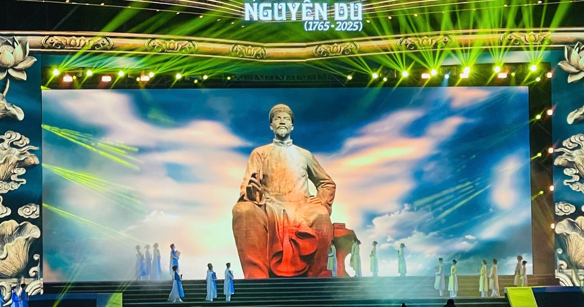 Celebrating the 260th anniversary of the birth of the great poet Nguyen Du.
