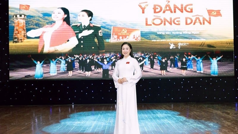 First Lieutenant Tran Bich Ngoc, runner-up in the Sao Mai singing ...