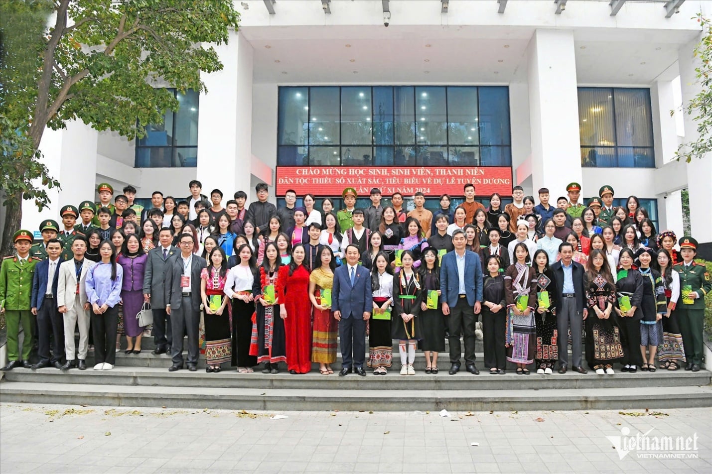 Commending outstanding ethnic minority students and young people: The ...