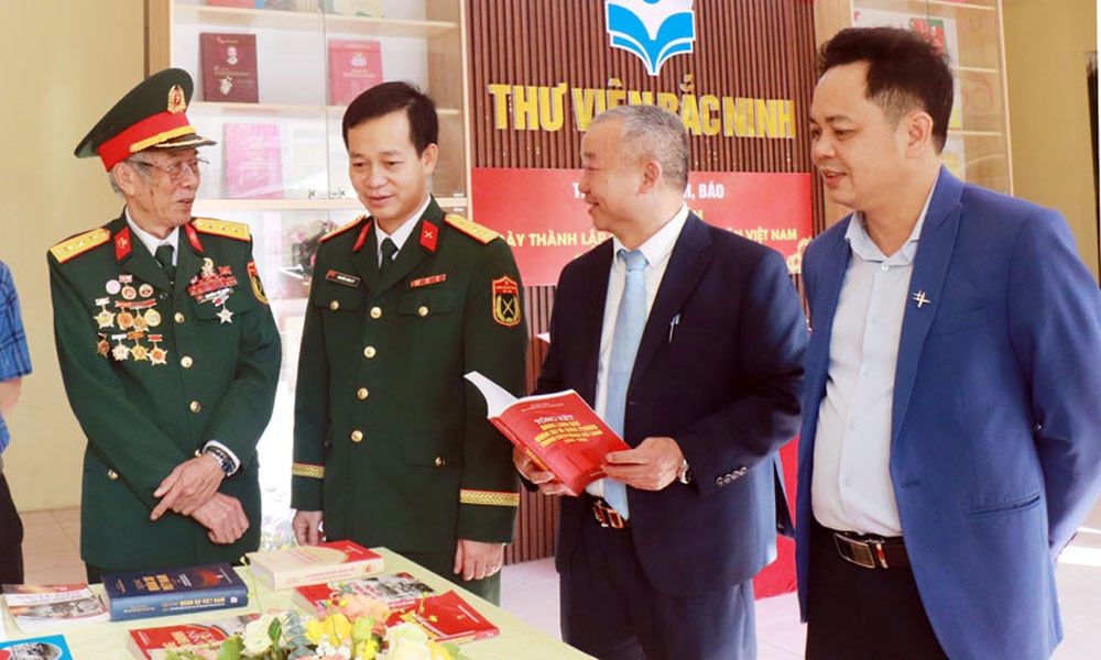 Bac Ninh Exposition De Livres Et De Journaux Commémorant Le 81e