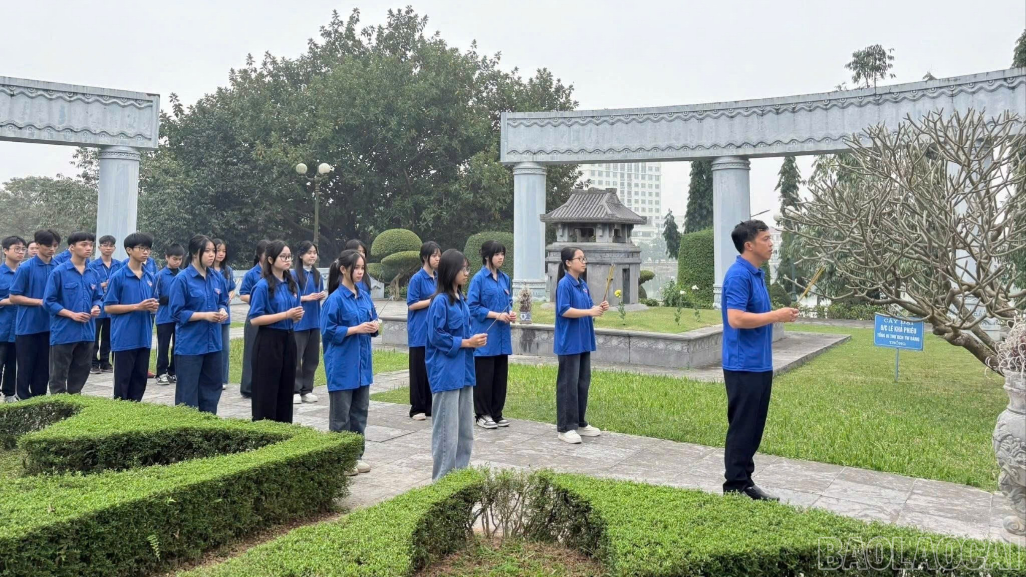 Le lycée spécialisé Nguyen Tat Thanh a organisé une cérémonie d ...