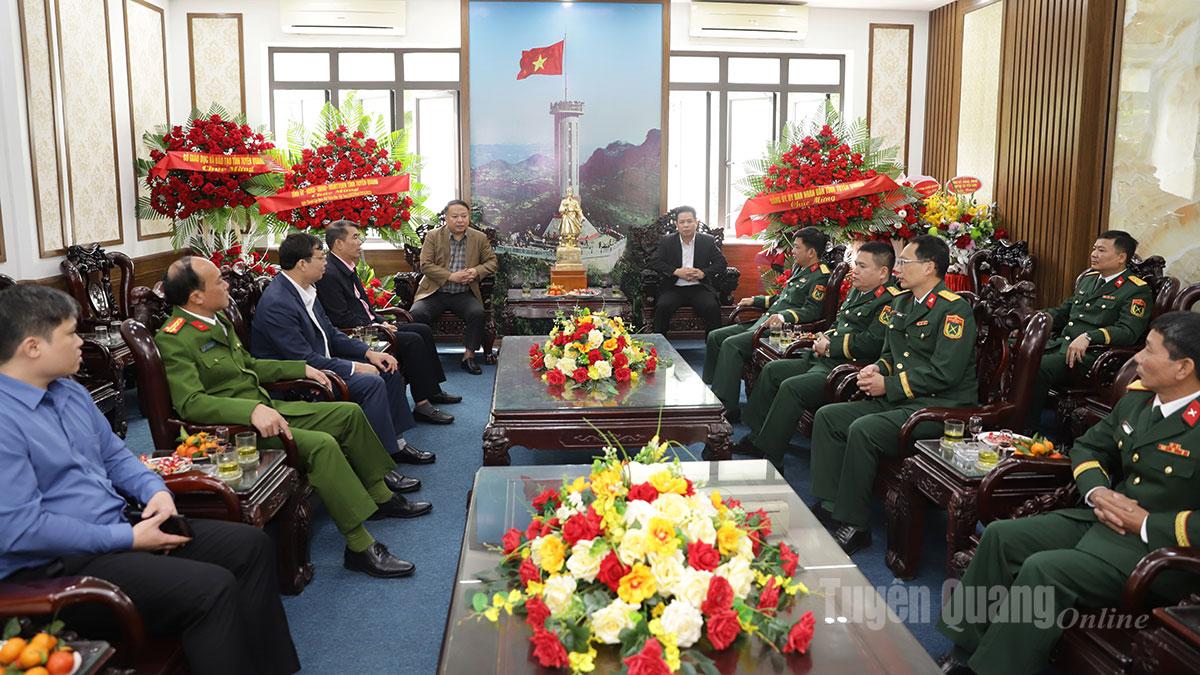 Chủ tịch UBND tỉnh Phan Huy Ngọc thăm, chúc mừng Bộ Chỉ huy Quân sự ...