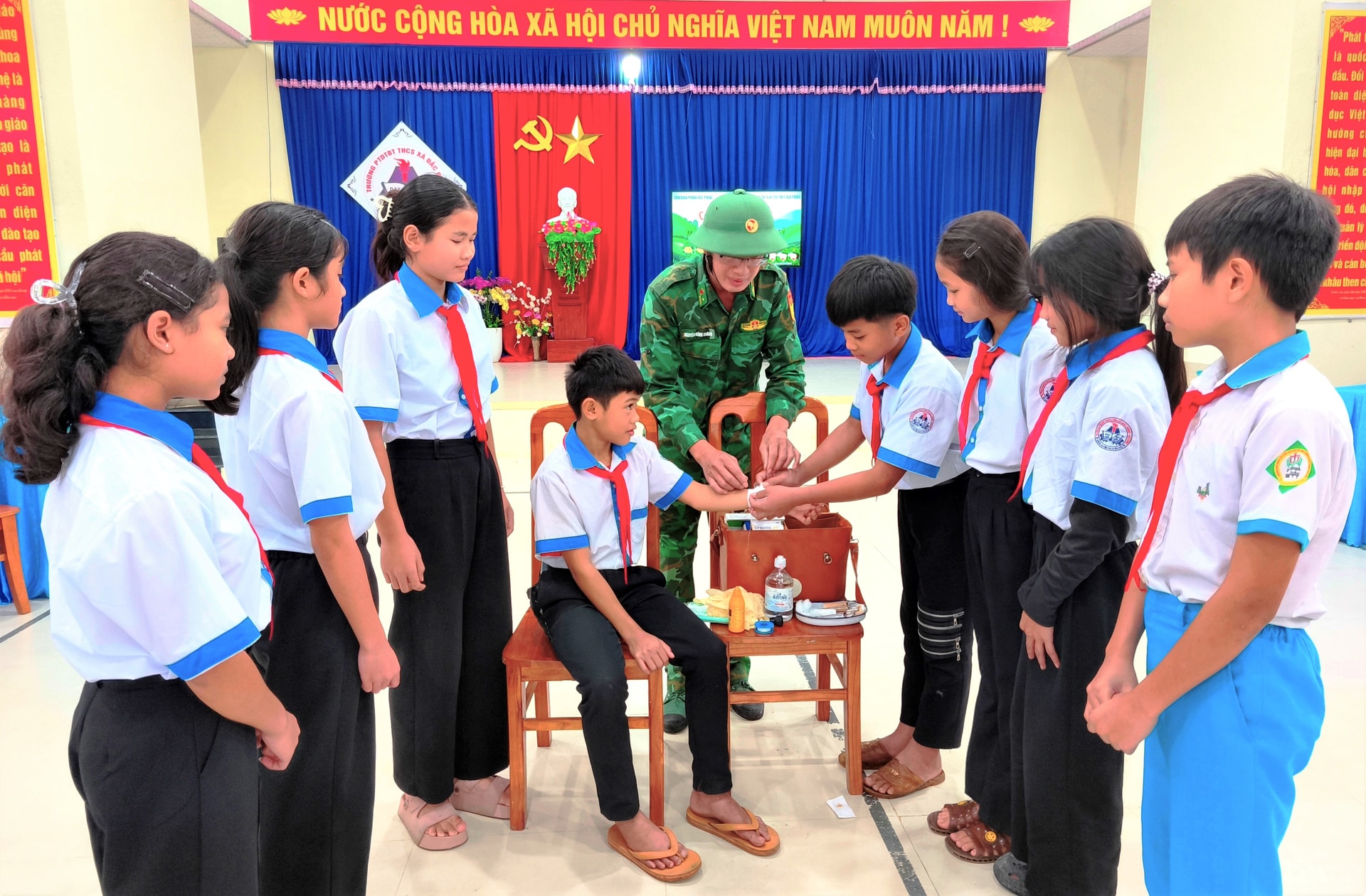 Hơn 200 học sinh xã biên giới Đắc Pring trải nghiệm chương trình "Một ...
