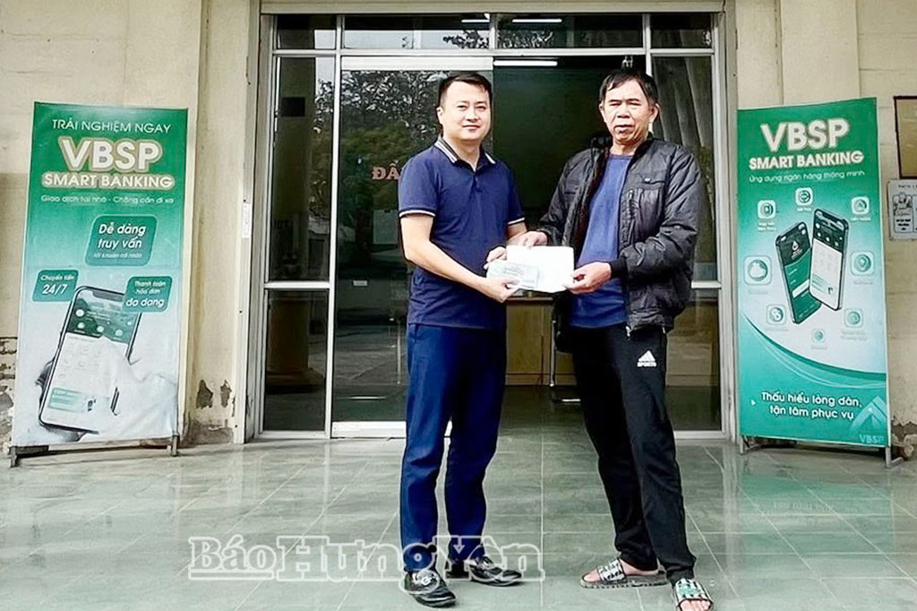 The Triệu Việt Vương commune youth union donated interest earned from ...