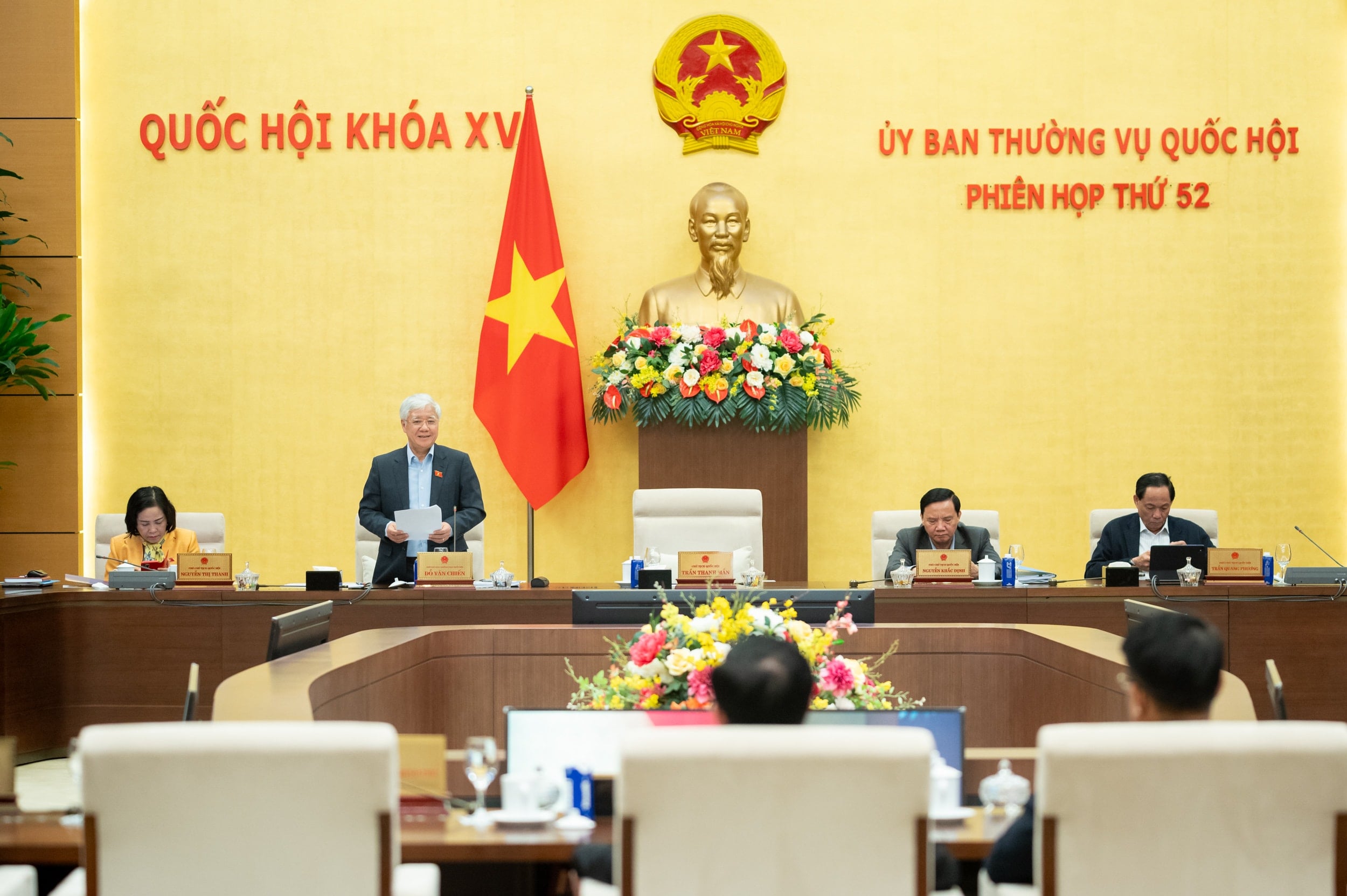 Par le biais du programme de travail du Comité permanent de l'Assemblée ...