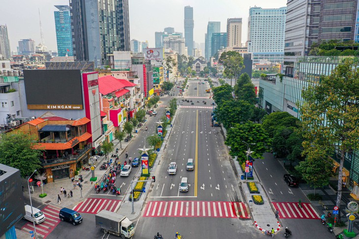 A panoramic view of Le Loi Street before and after its "makeover ...