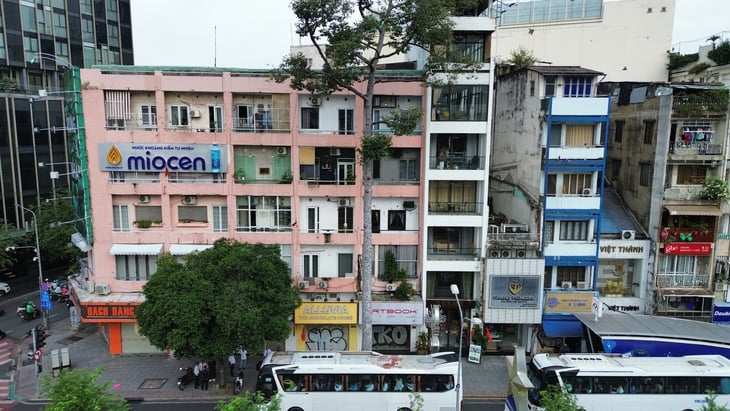 ທິວທັດທີ່ກວ້າງໄກຂອງຖະໜົນ Le Loi ກ່ອນ ແລະ ຫຼັງການ "ປ່ຽນໂສມ" ຂອງມັນ ...