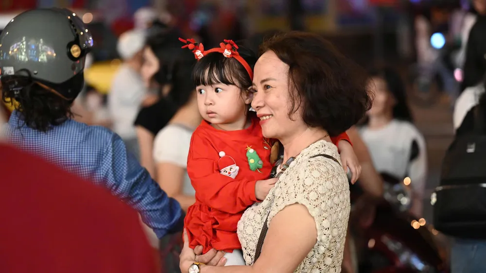 Les habitants d'Hô Chi Minh-Ville ont célébré un Noël chaleureux et joyeux.