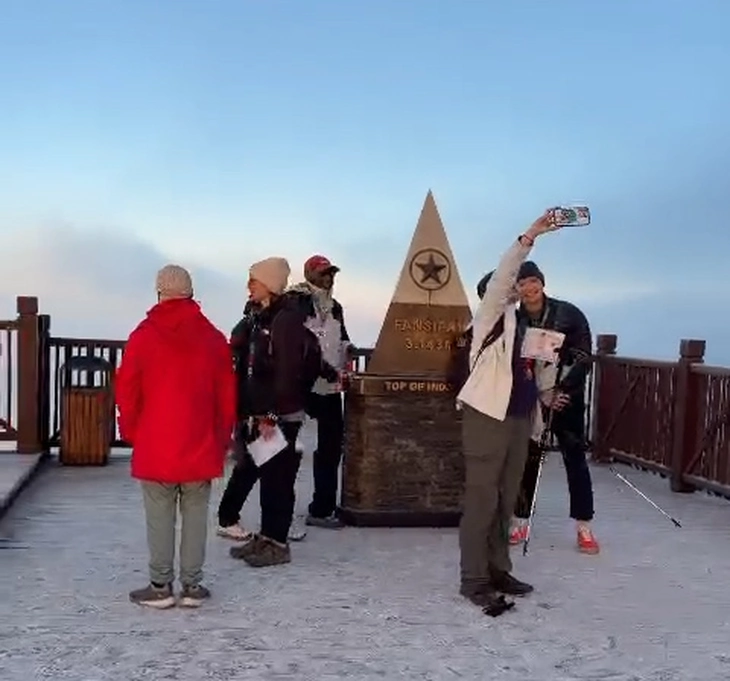 Cubierto de escarcha, el pico Fansipan se asemeja a un paraíso navideño.