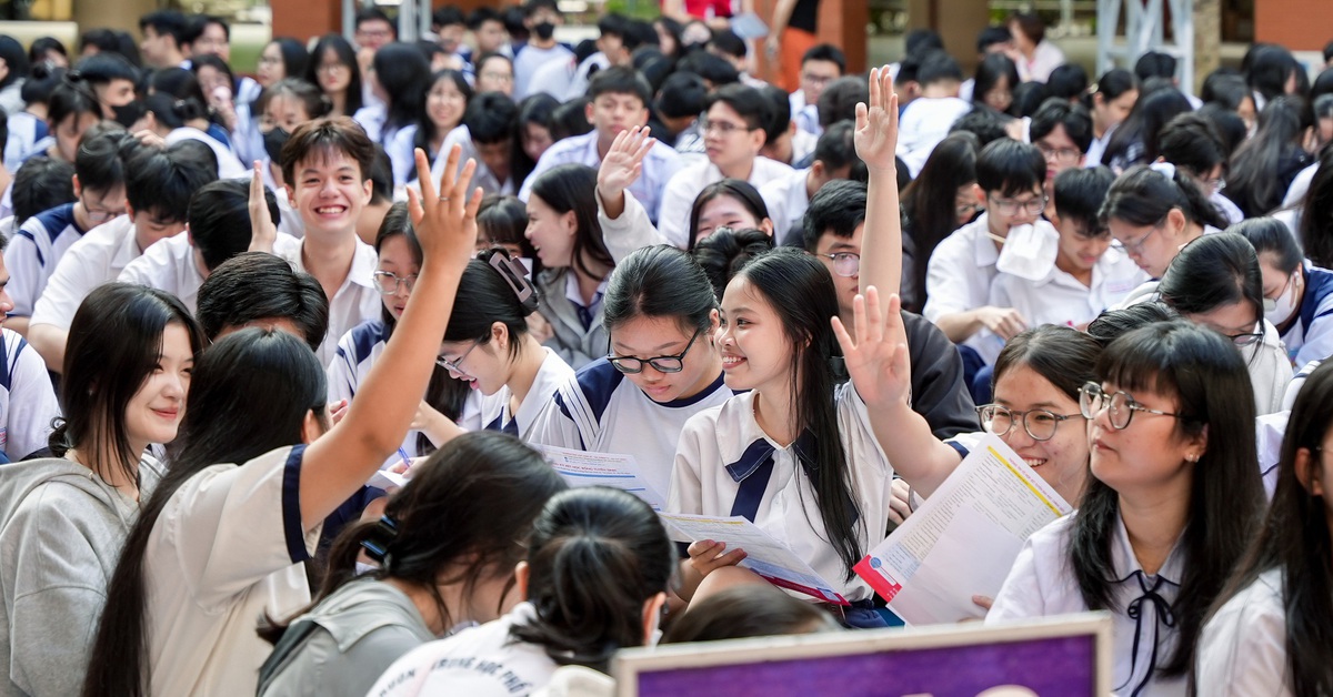 A university has dropped the admission criteria for subject groups A ...