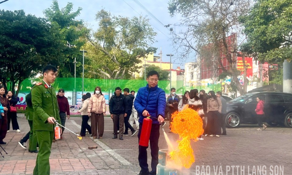 Fire prevention and firefighting training at the Youth Palace.
