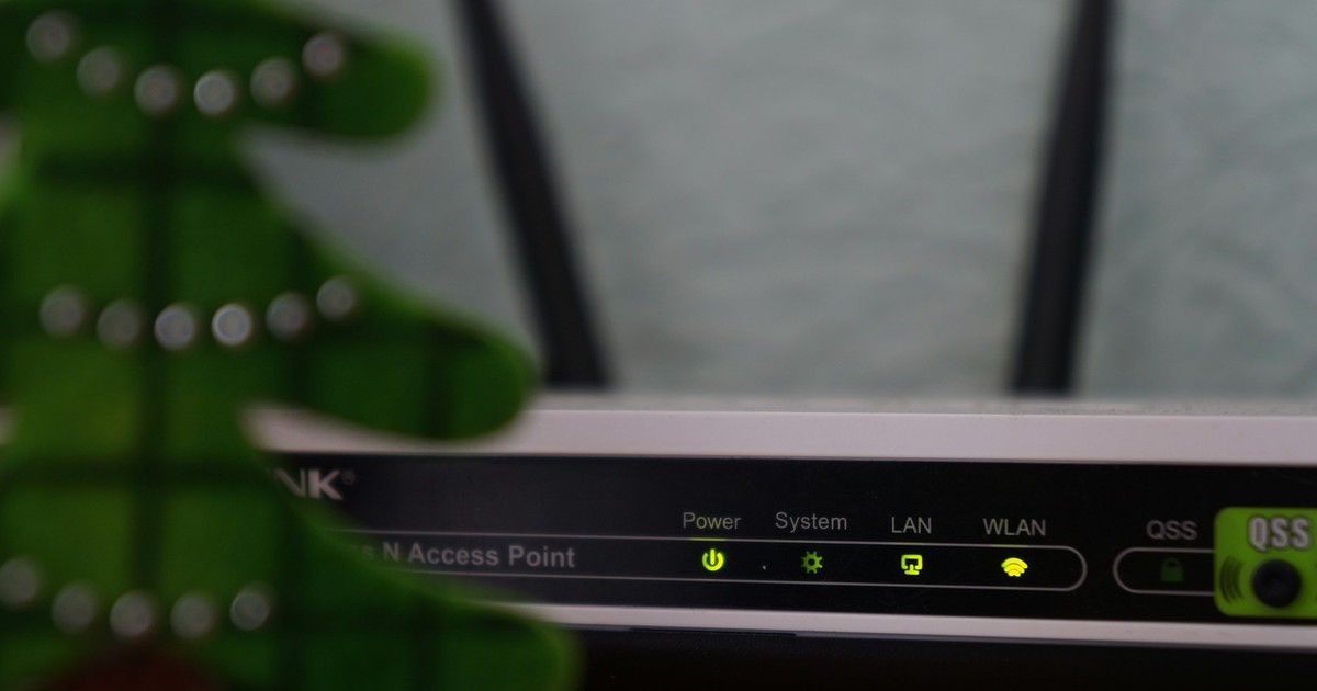 The type of Wi-Fi router that is throttling internet speed.