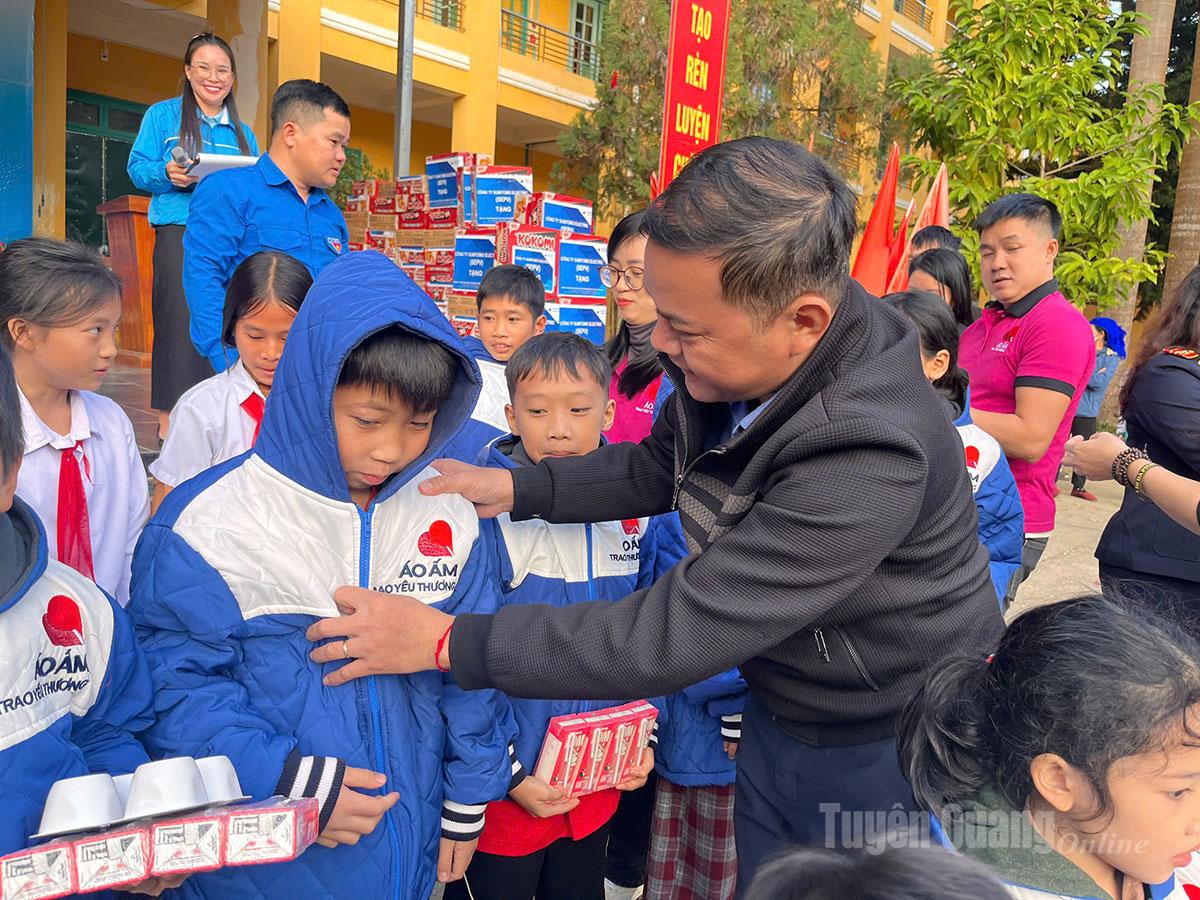 Donating 450 gifts to students in Hong Thai commune.