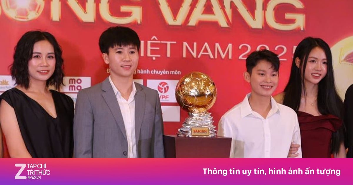 Presenting the Vietnamese Golden Ball award: Tran Thi Duyen appears ...