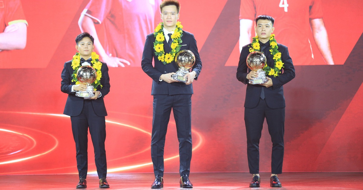 Ballon d'Or vietnamien 2025 : Hoang Duc et Dinh Bac signent tous deux un doublé.