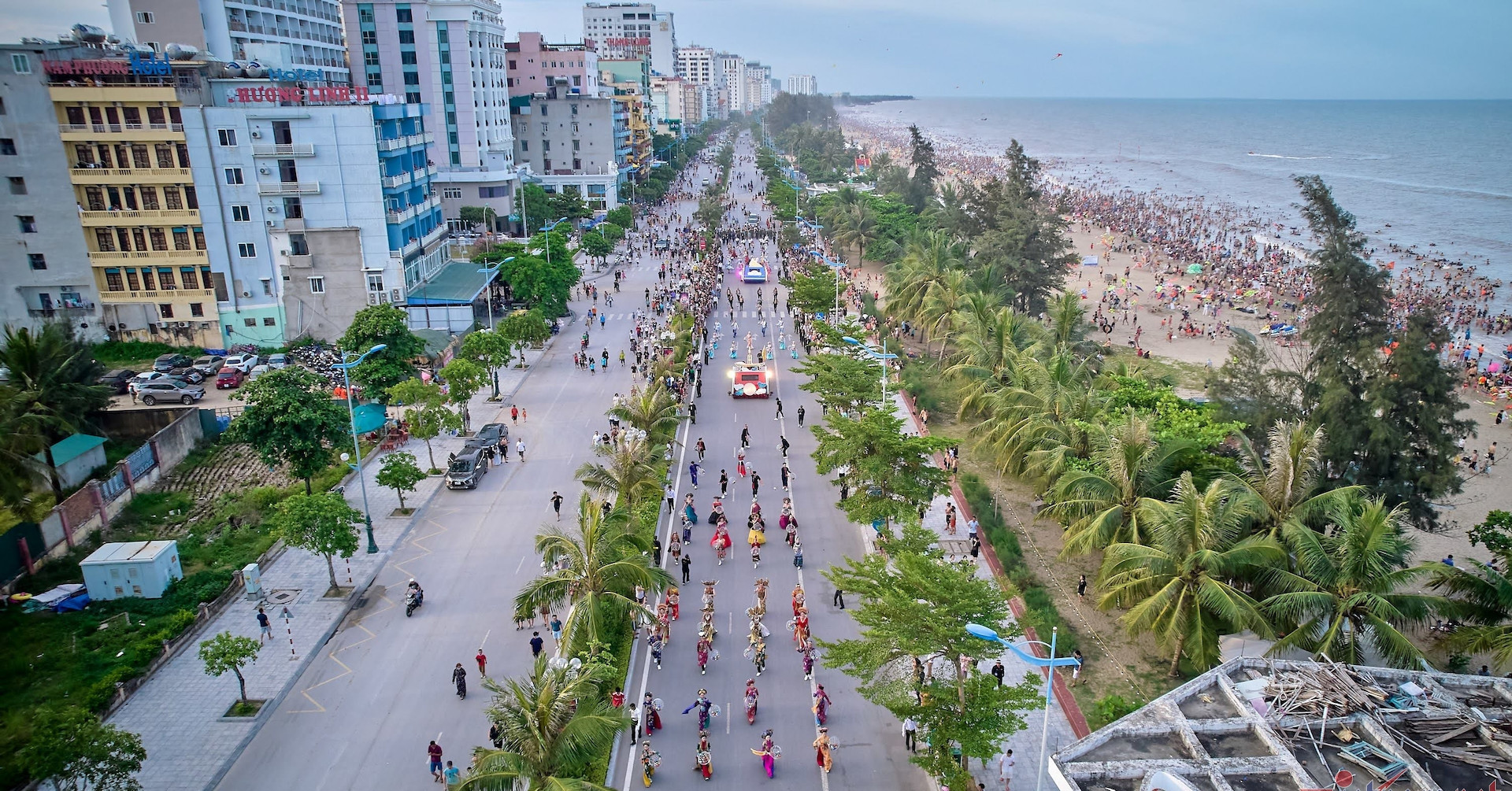 Sam Son provides many free shower facilities and parking for tourists.