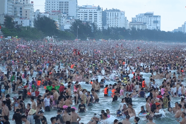 Sam Son provides many free shower facilities and parking for tourists.