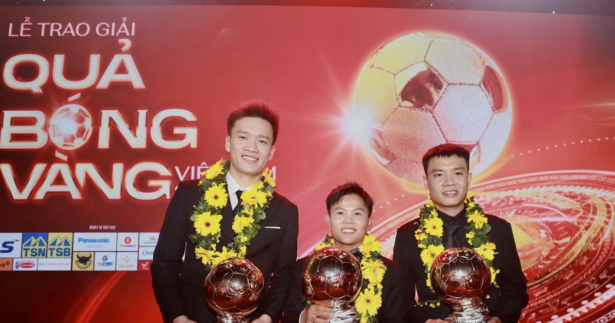 Hoang Duc scores a hat-trick of Vietnamese Golden Ball awards, while ...