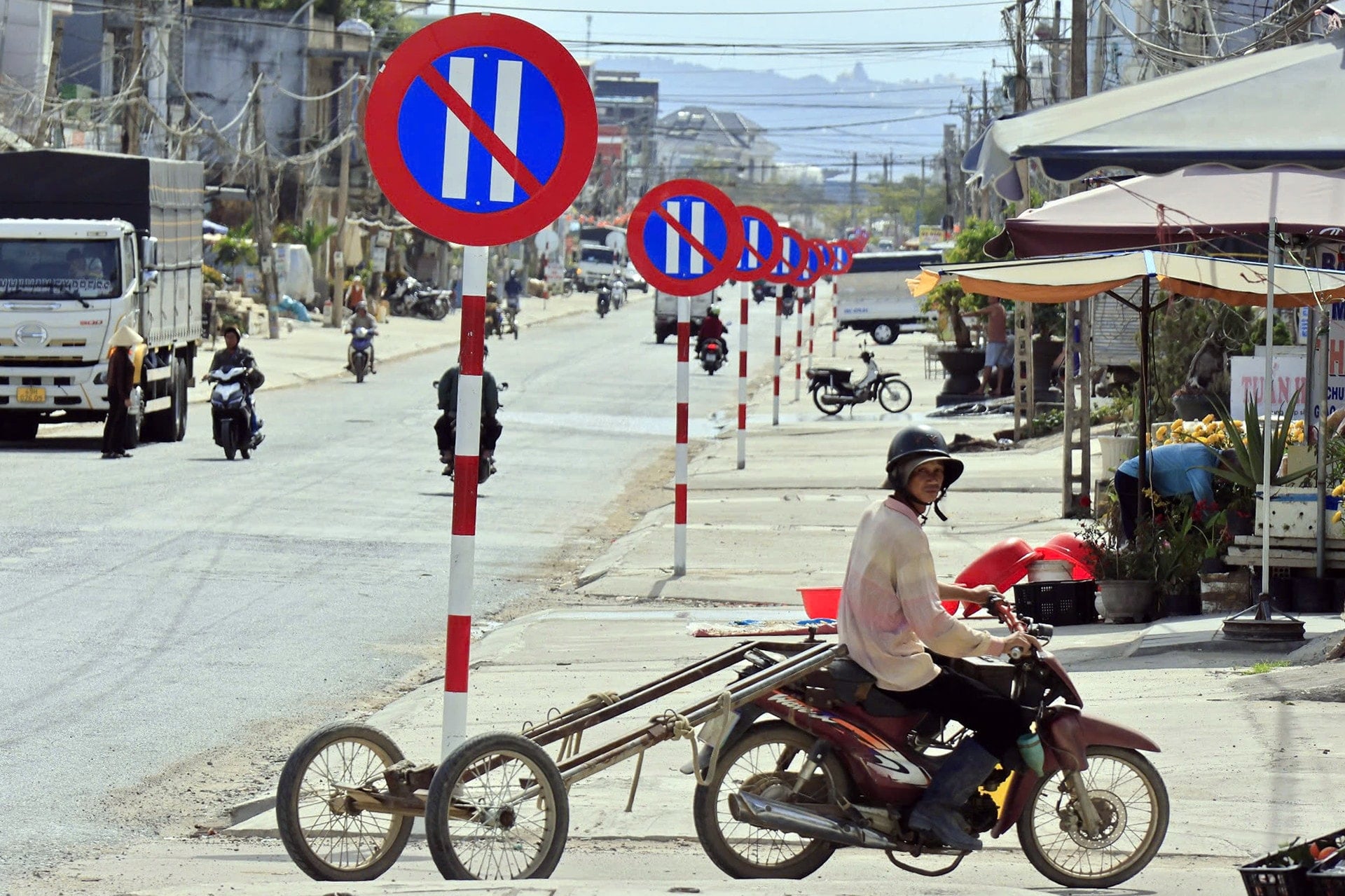 Un tronçon de 1 km de route comporte 23 panneaux interdisant le ...