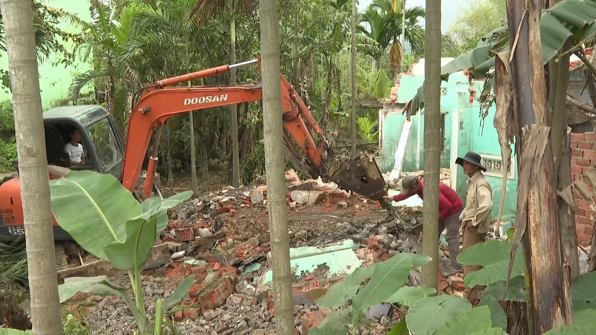 Tích cực tháo dỡ, bàn giao mặt bằng thi công Quốc lộ 14B