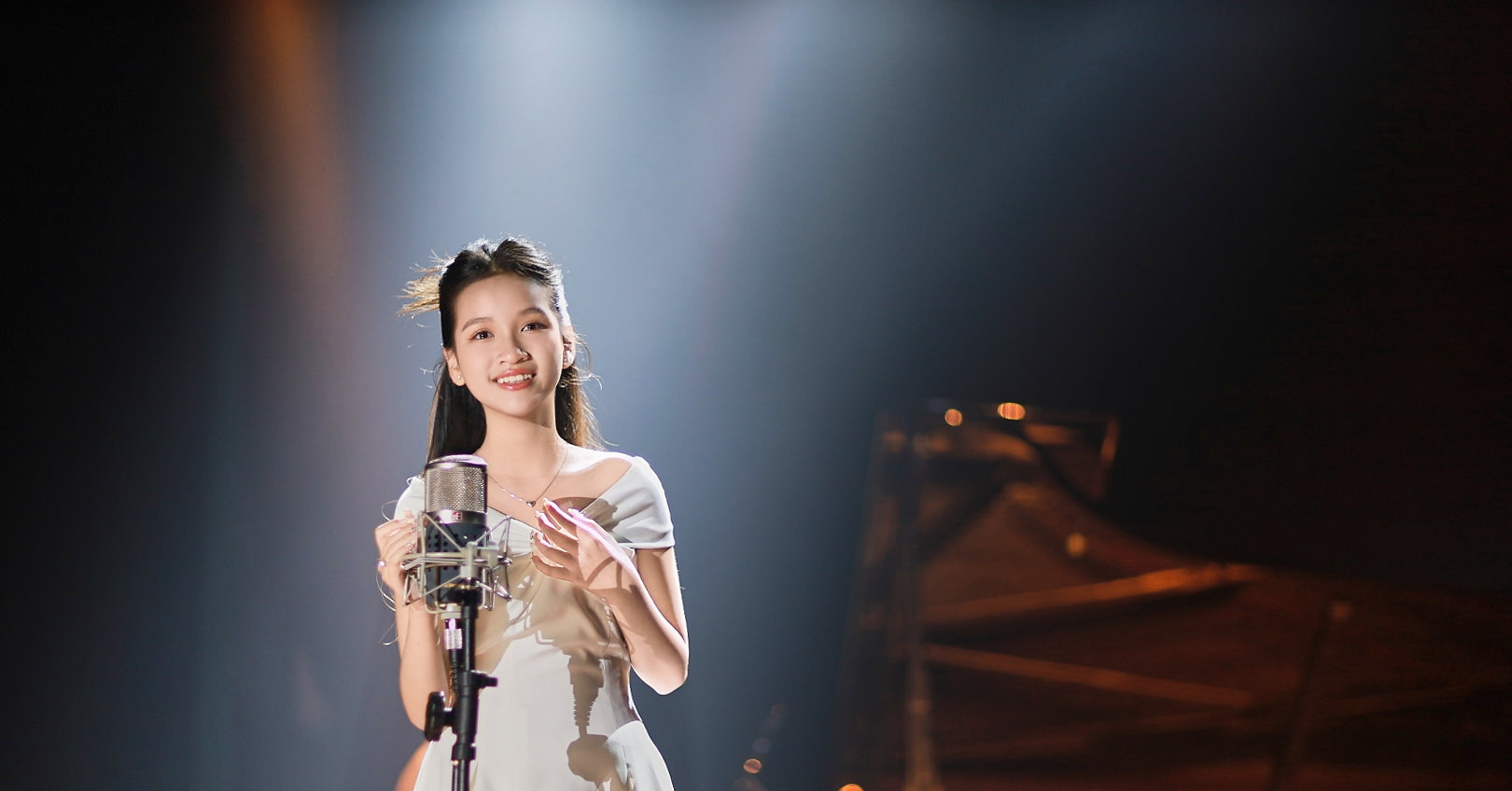 13-year-old girl chokes up while singing new song about mother by musician Luu Ha An