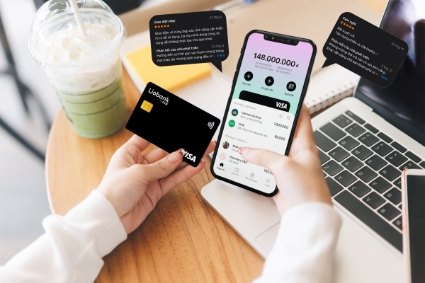 Junge Menschen sind daran interessiert, die praktische digitale Bank ...