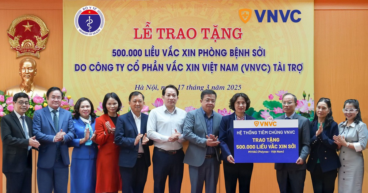 VNVCワクチン接種システムは、流行と闘うために保健省に麻疹ワクチン50万回分を寄付