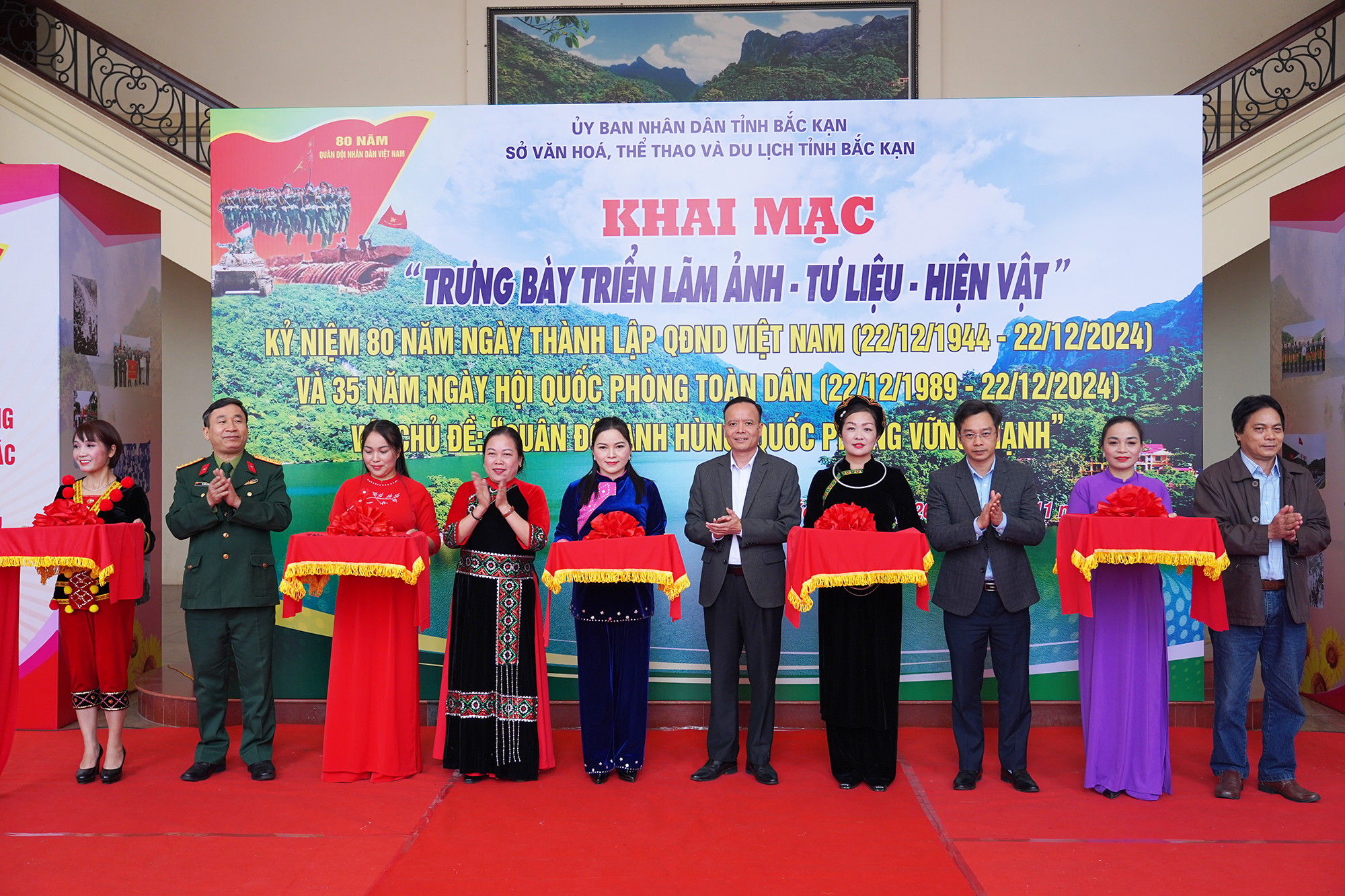 Displaying, exhibiting photos, documents, and artifacts "Heroic Army"