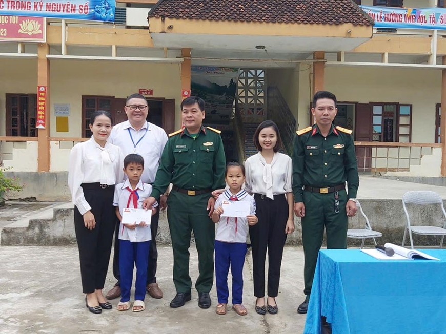 Cadres stay in the village to help people