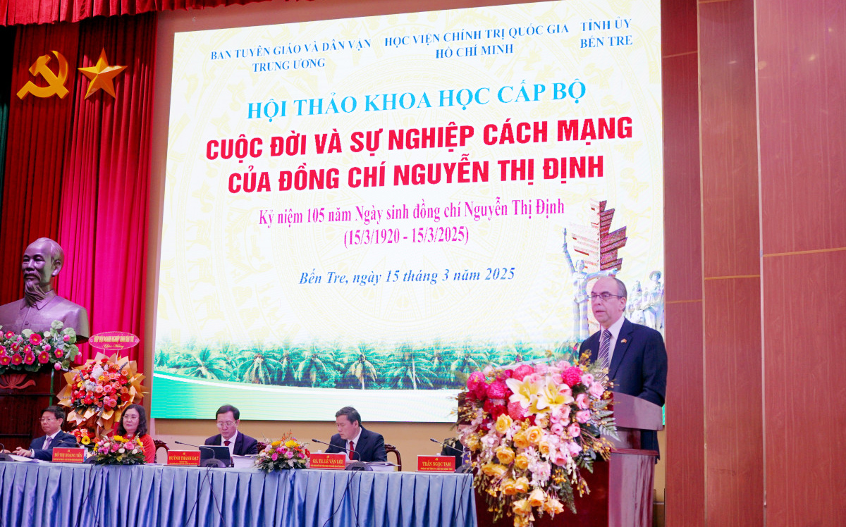 Nguyen Thi Dinh 장군의 이미지와 모범은 영원히 우리 마음속에 있습니다.