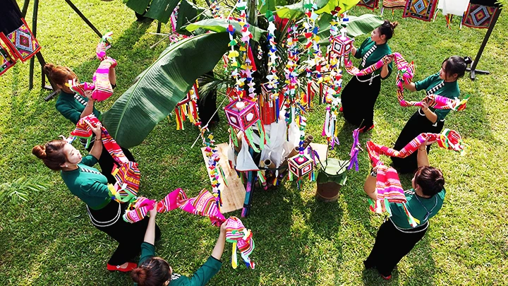 Then Kin Pang - Thai Spring Festival