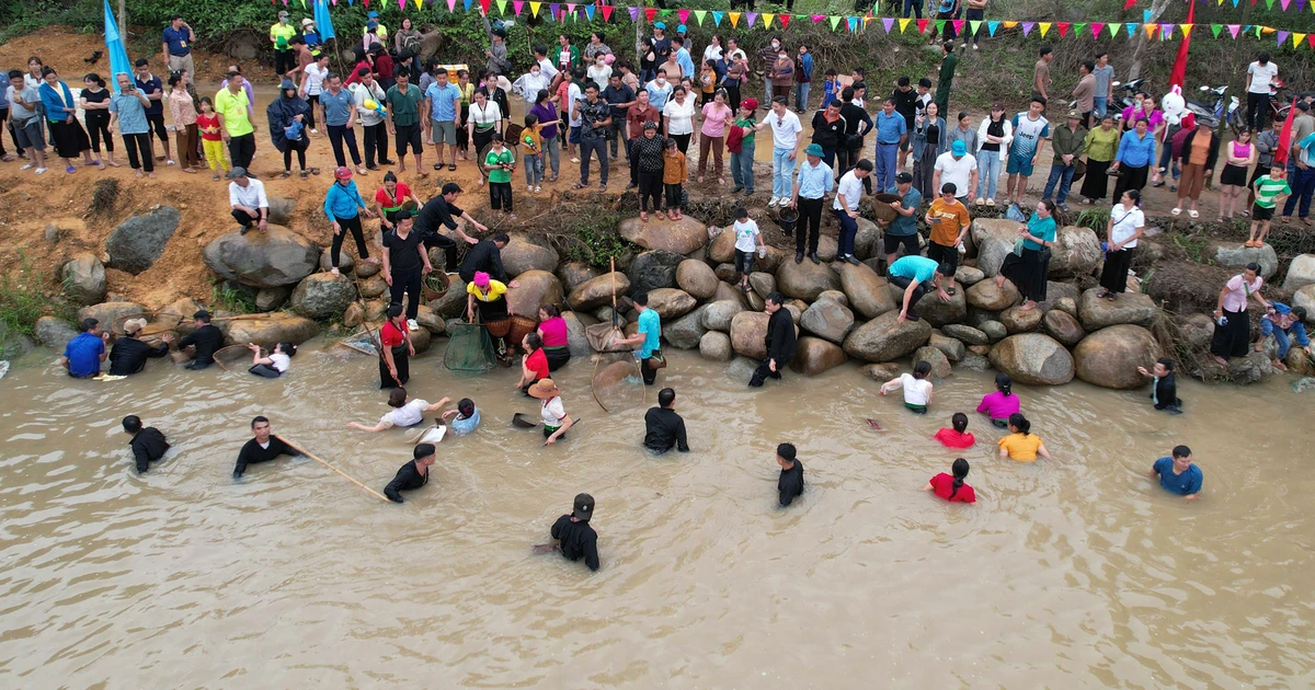 Recreating the Thai people's river-based life through the Then Kin Pang ...