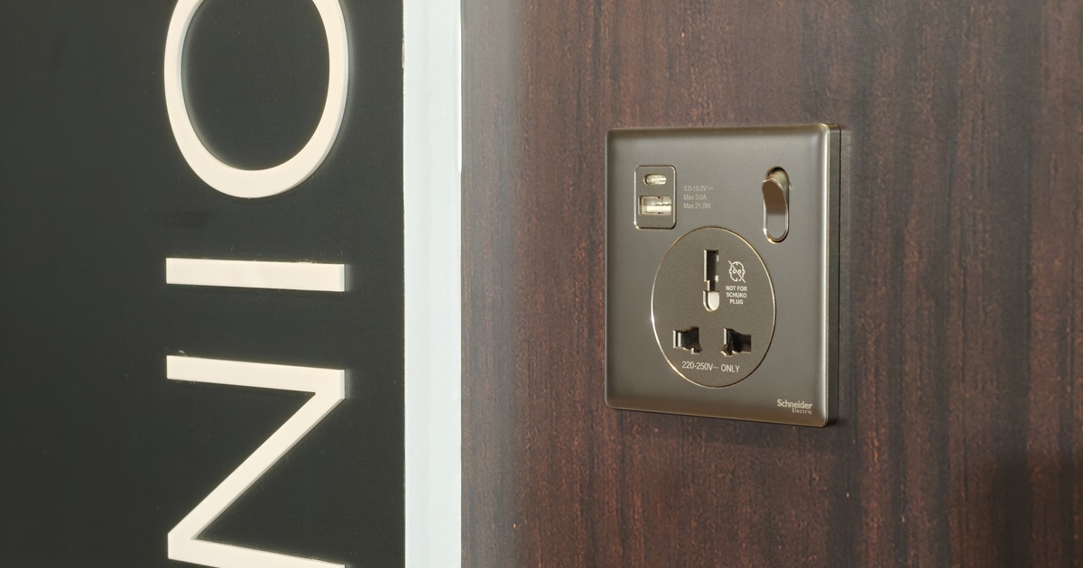 'Modernized' household power outlet with integrated fast charging and ...