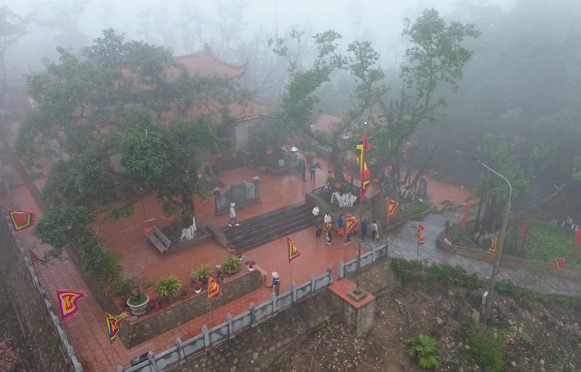 Keep the name 'Kinh Mon' for the central ward of the town after the ...
