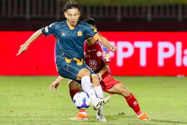 ຜູ້ອໍານວຍການດ້ານວິຊາການ Vu Tien Thanh ຊີ້ນໍາ HAGL ມາແຕ່ໄກ ຫຼືວ່າ Coach Quang Trai ຕ້ອງ ...