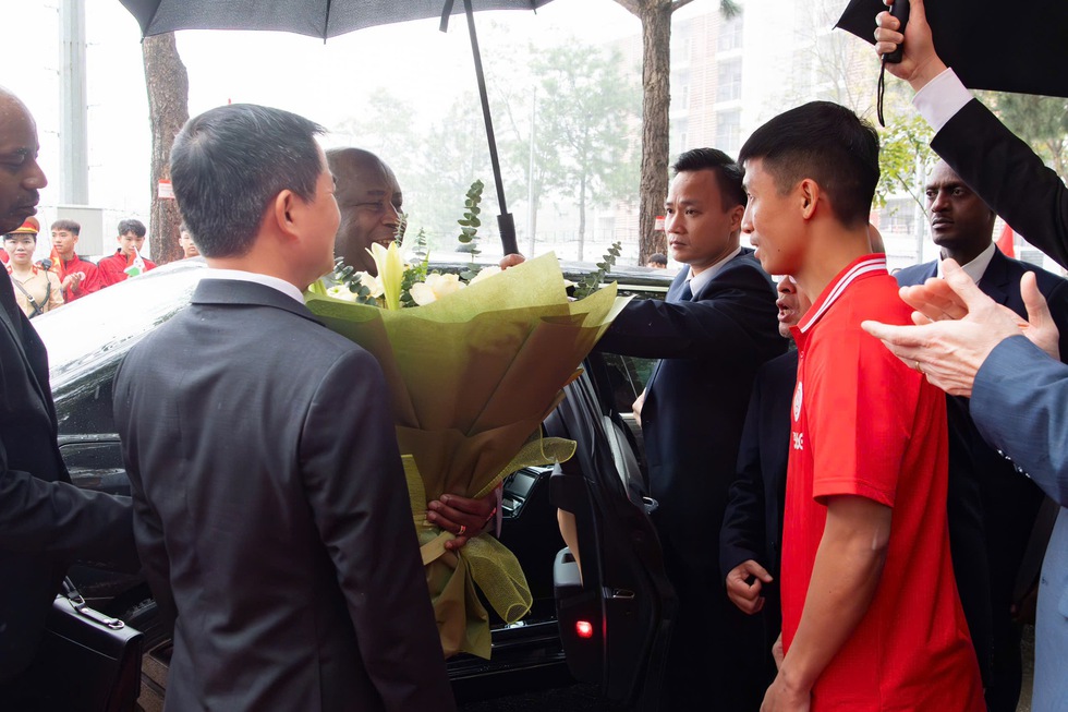 Burundi President visits The Cong Viettel: Captain Bui Tien Dung ...