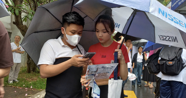 Sinh viên TP HCM đội mưa đi ứng tuyển việc làm