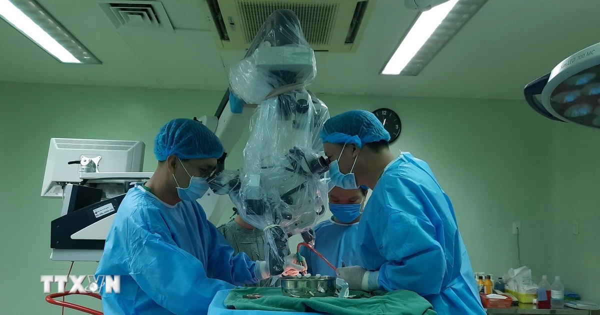 Emergency microsurgery promptly reattaches severed index finger to male ...